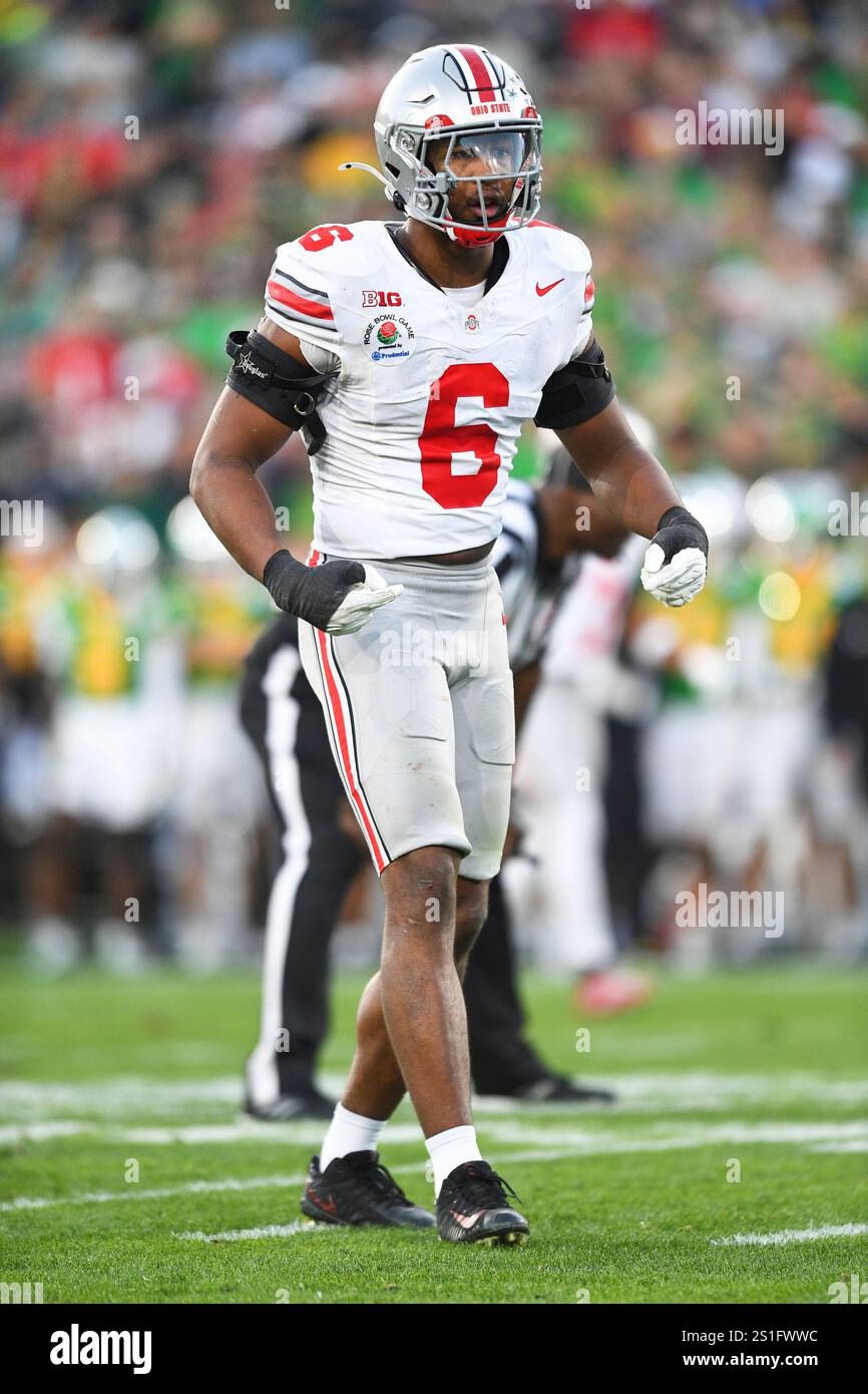 PASADENA, CA - JANUARY 01: Linebacker Sonny Styles #6 of the Ohio State ...