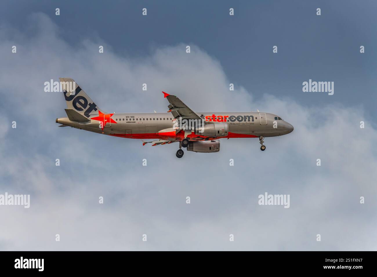 VH-VZF - Boeing 737-838 - Qantas Aircraft above Sydney, NSW, Australia ...
