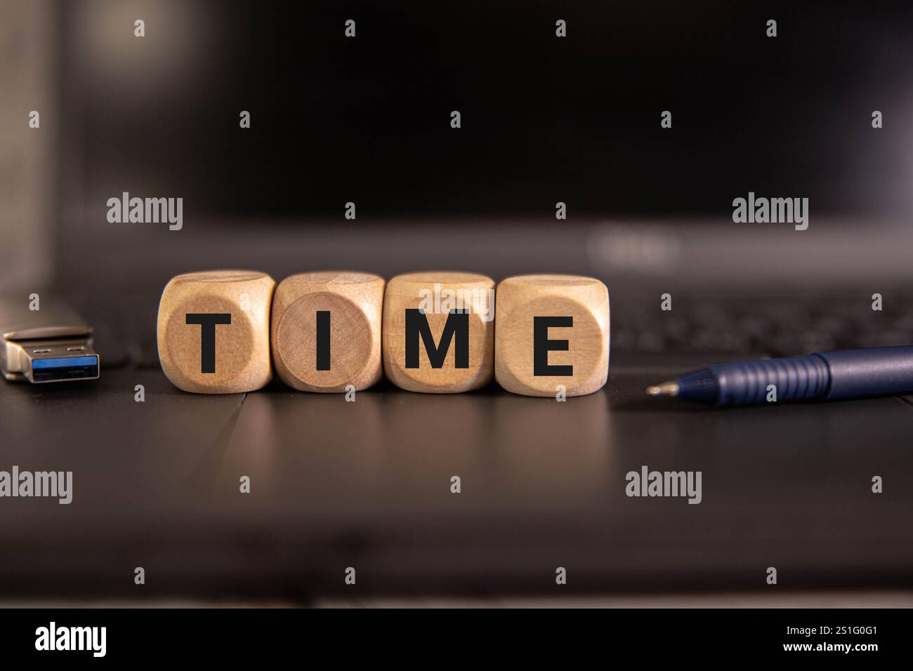 top view of page with IT'S QUIZ TIME text on yellow notepad Stock Photo ...