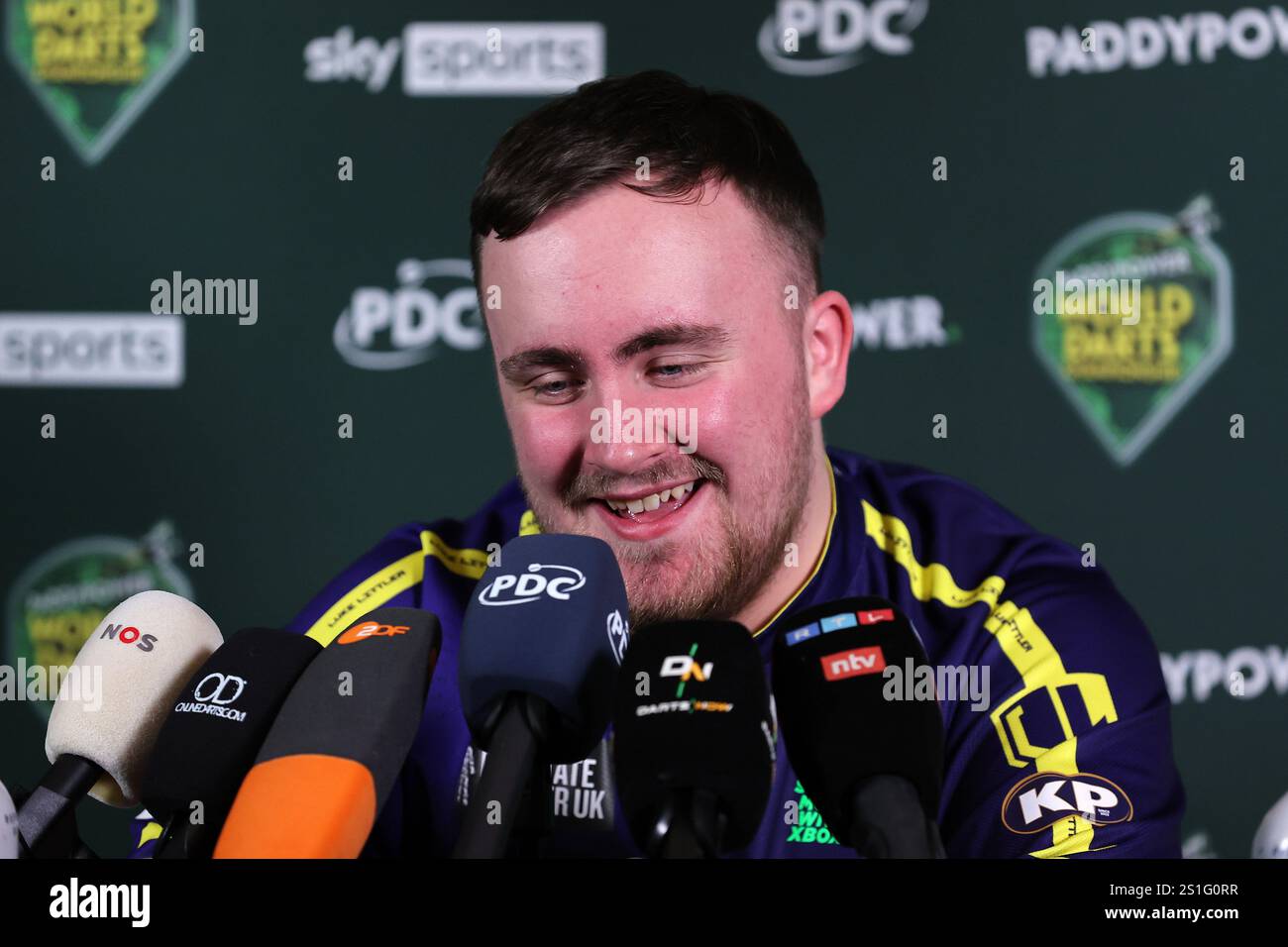 Alexandra Palace, London, UK. 3rd Jan, 2025. 2024/25 PDC Paddy Power ...