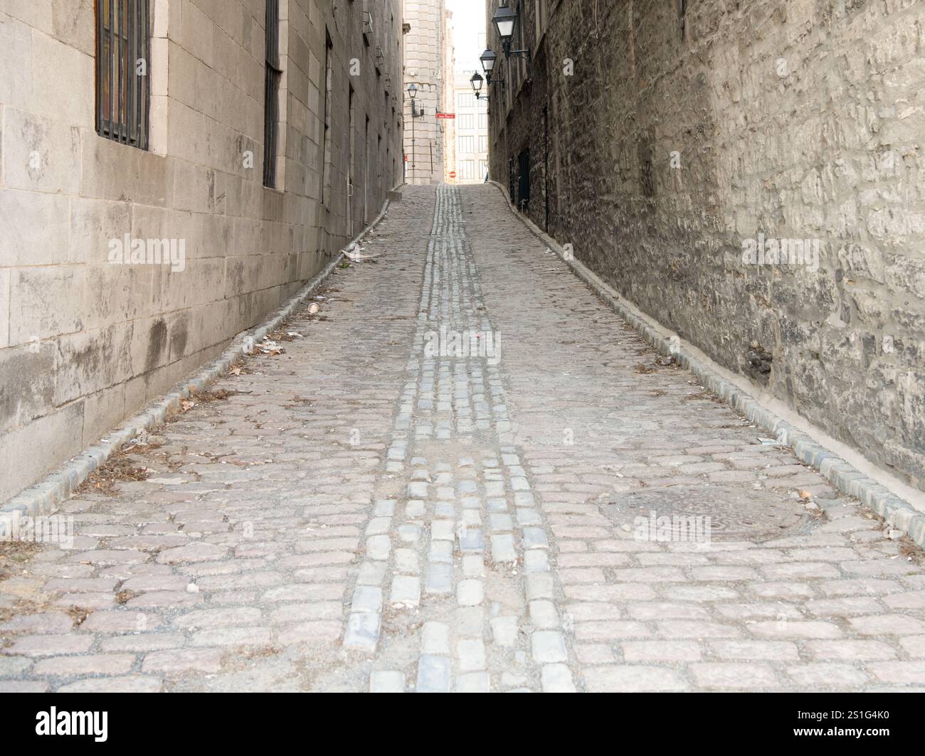 old crumbly brick alleyway in Montreal Stock Photo - Alamy