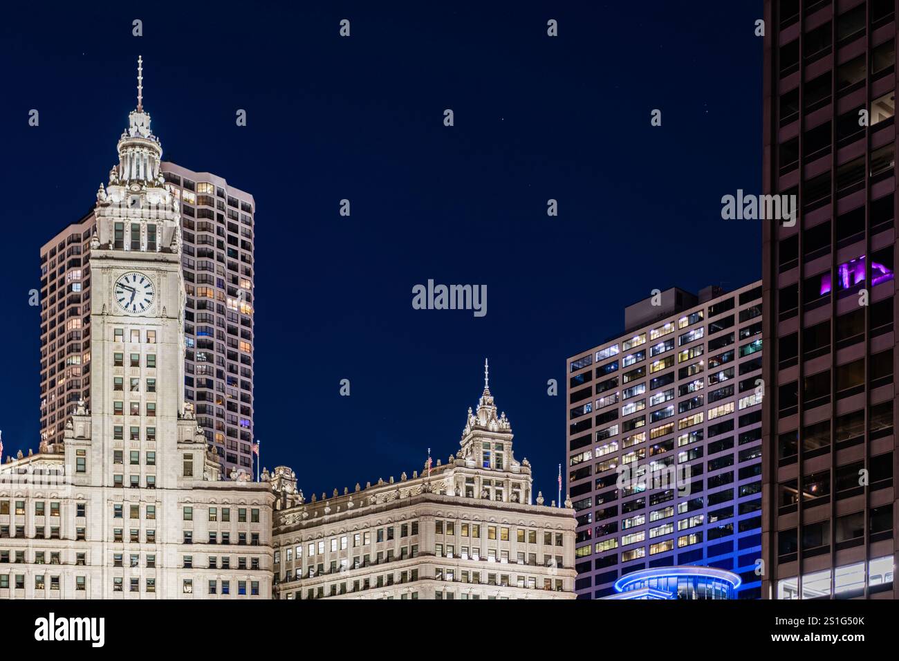 Night cityscape of Chicago skyscraper building. Chicago architecture of ...