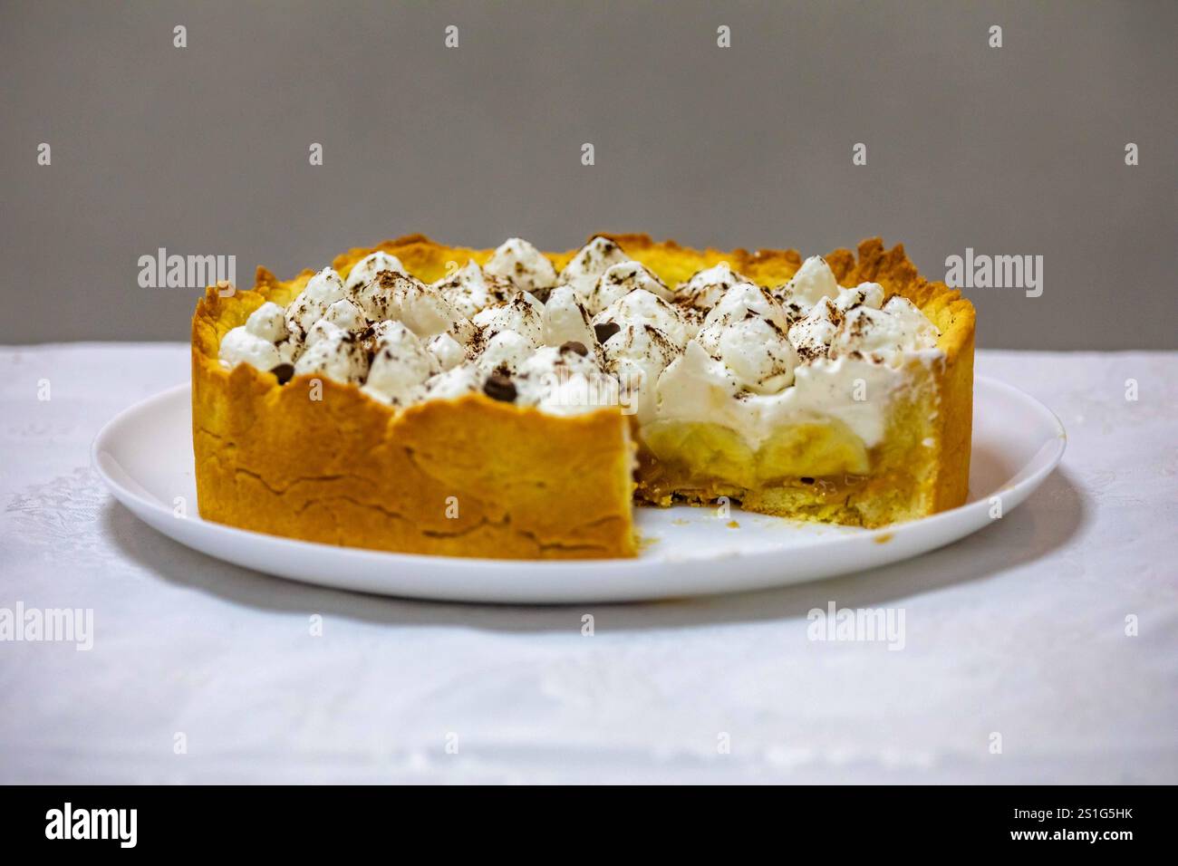 Traditional banoffee cake with banana and caramel sauce filling ...