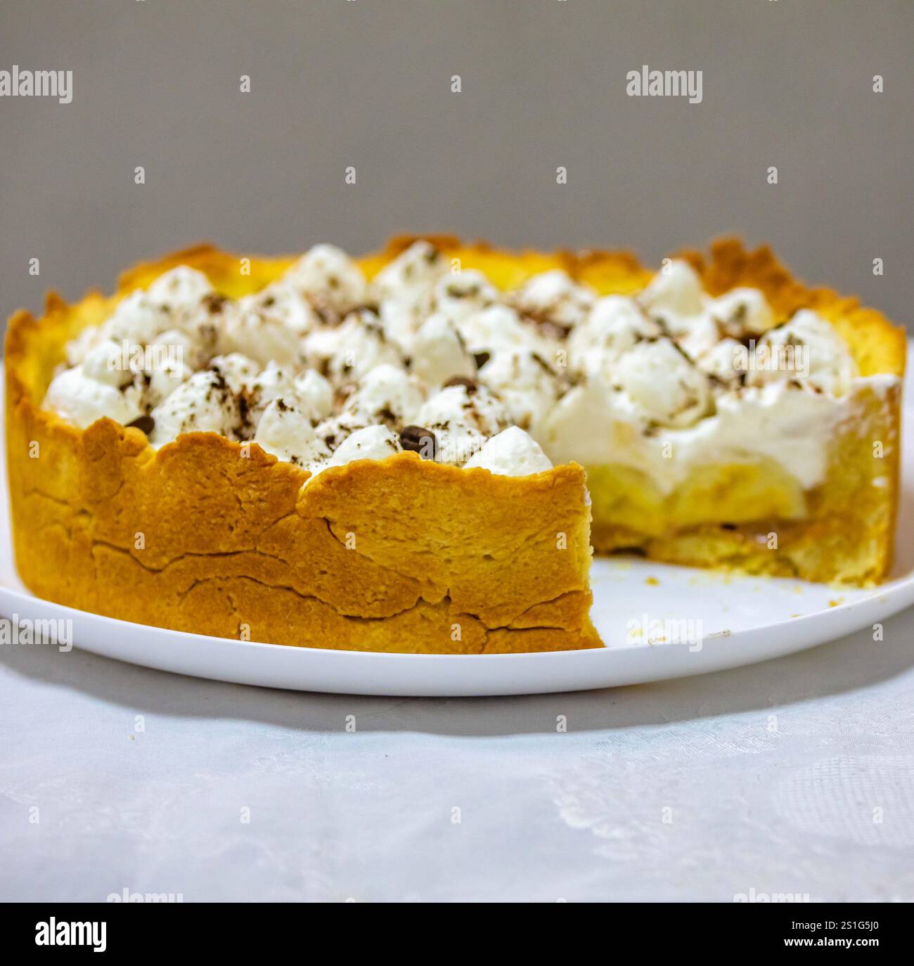 Traditional banoffee cake with banana and caramel sauce filling ...