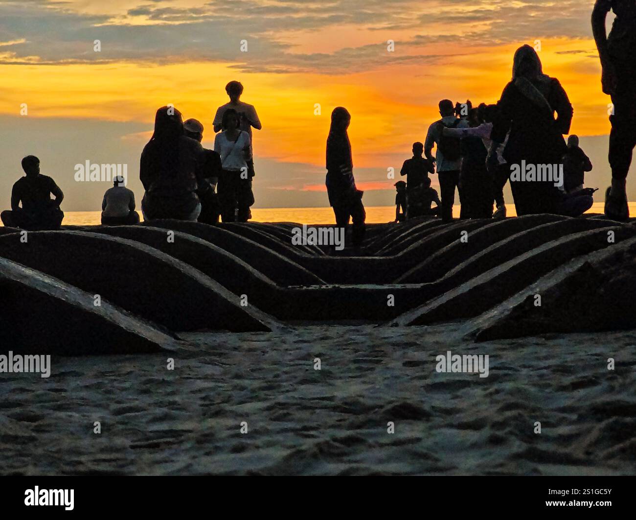 People silloute at beach Stock Photo - Alamy