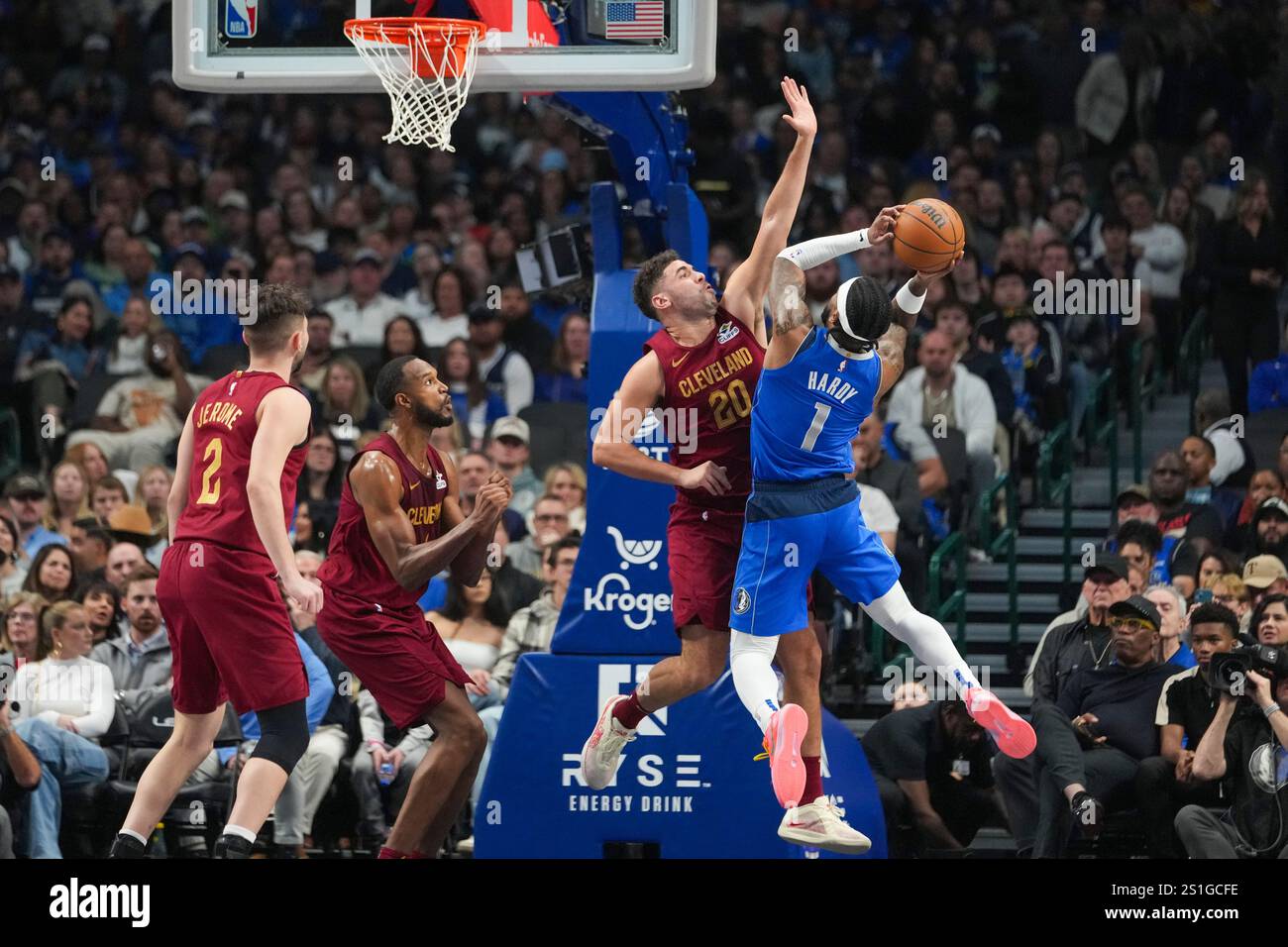 Dallas Mavericks guard Jaden Hardy (1) goes up for a basket against ...