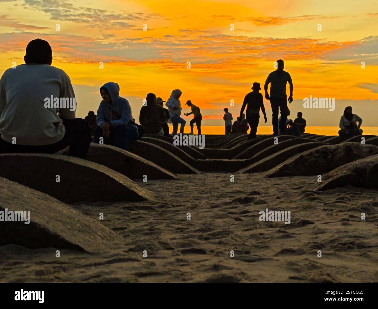 People silloute at beach Stock Photo - Alamy