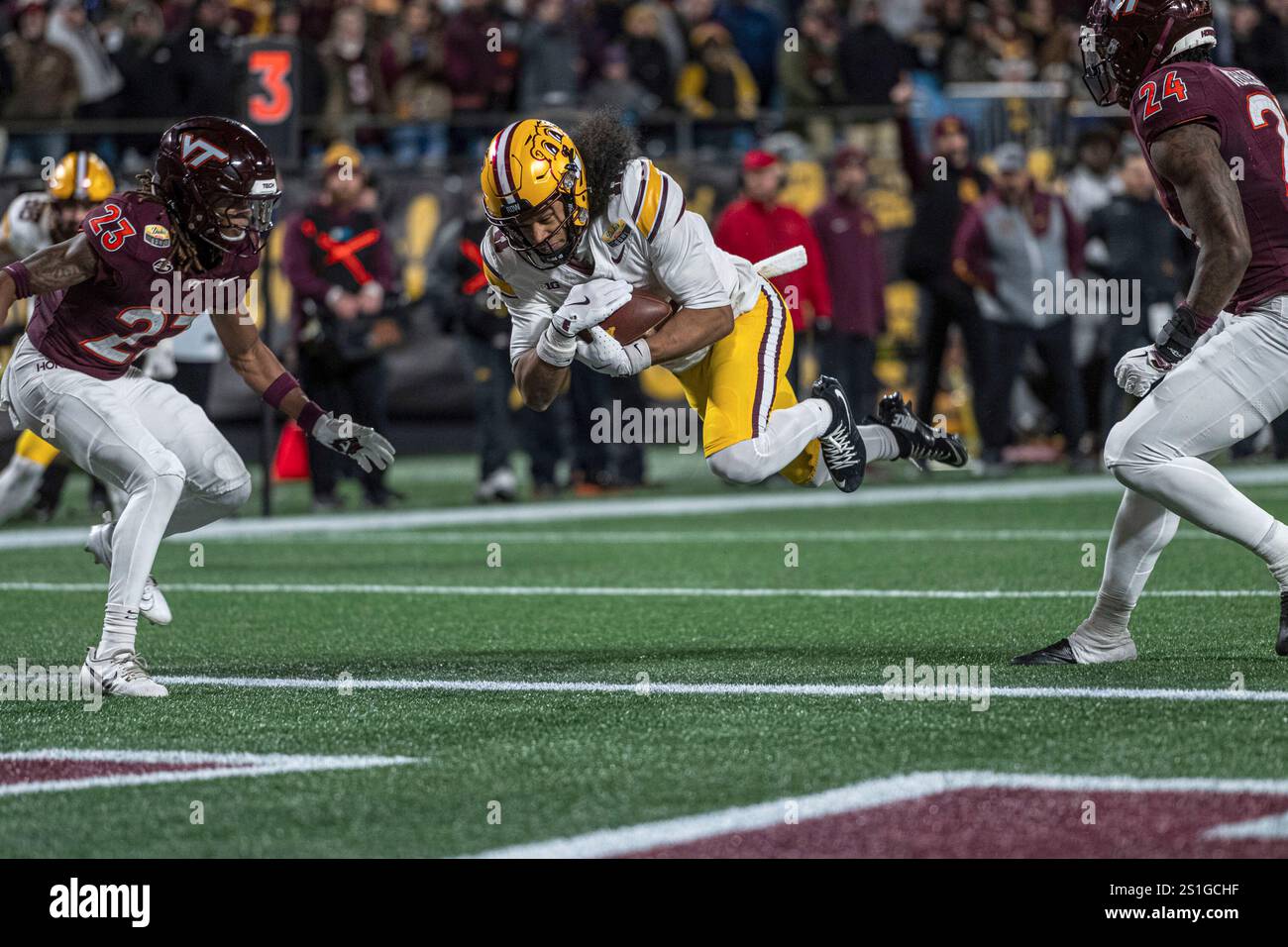 Minnesota wide receiver Elijah Spencer (11) dives in for a touchdown ...