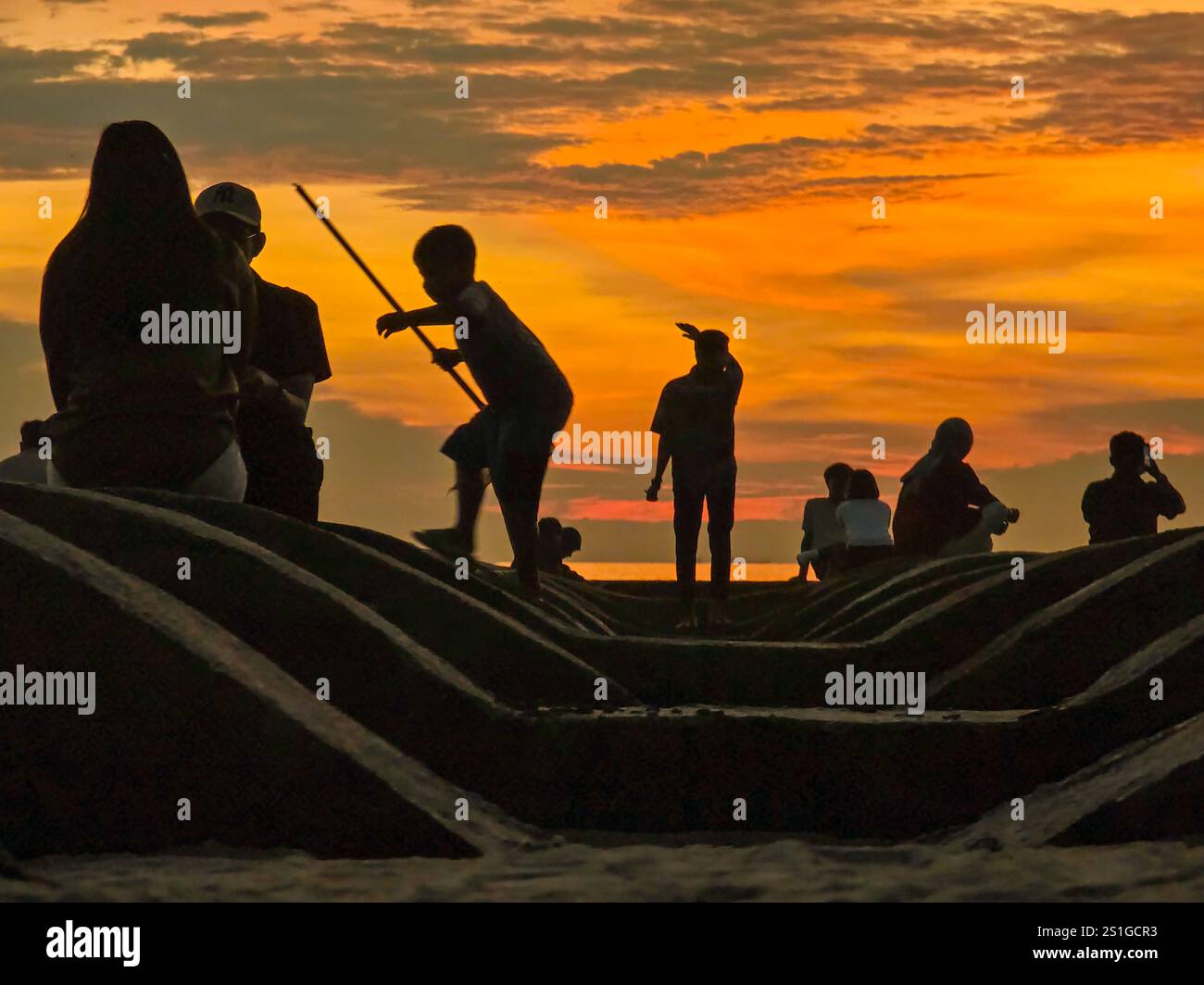 People silloute at beach Stock Photo - Alamy