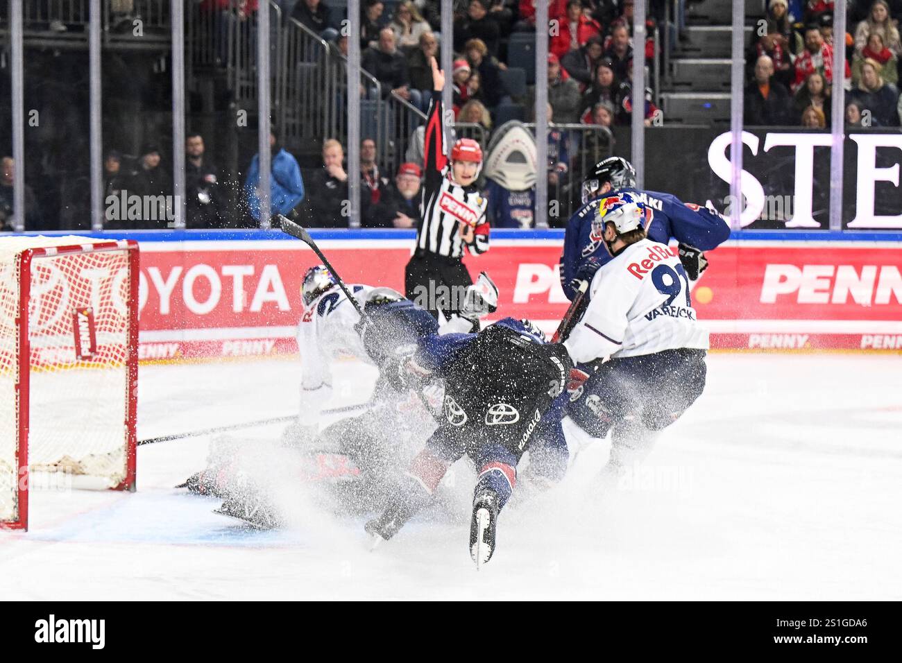 Eishockey DEL - 24/25 - 19. Spieltag: Kölner Haie vs EHC Red Bull München am 03.01.2025in der ...