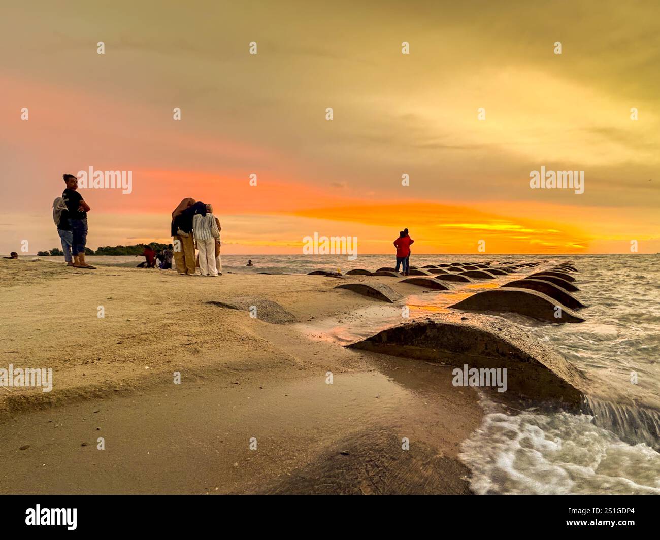 People silloute at beach Stock Photo - Alamy