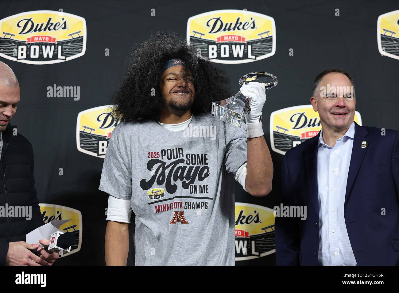 CHARLOTTE, NC - JANUARY 03: Minnesota Golden Gophers wide receiver ...