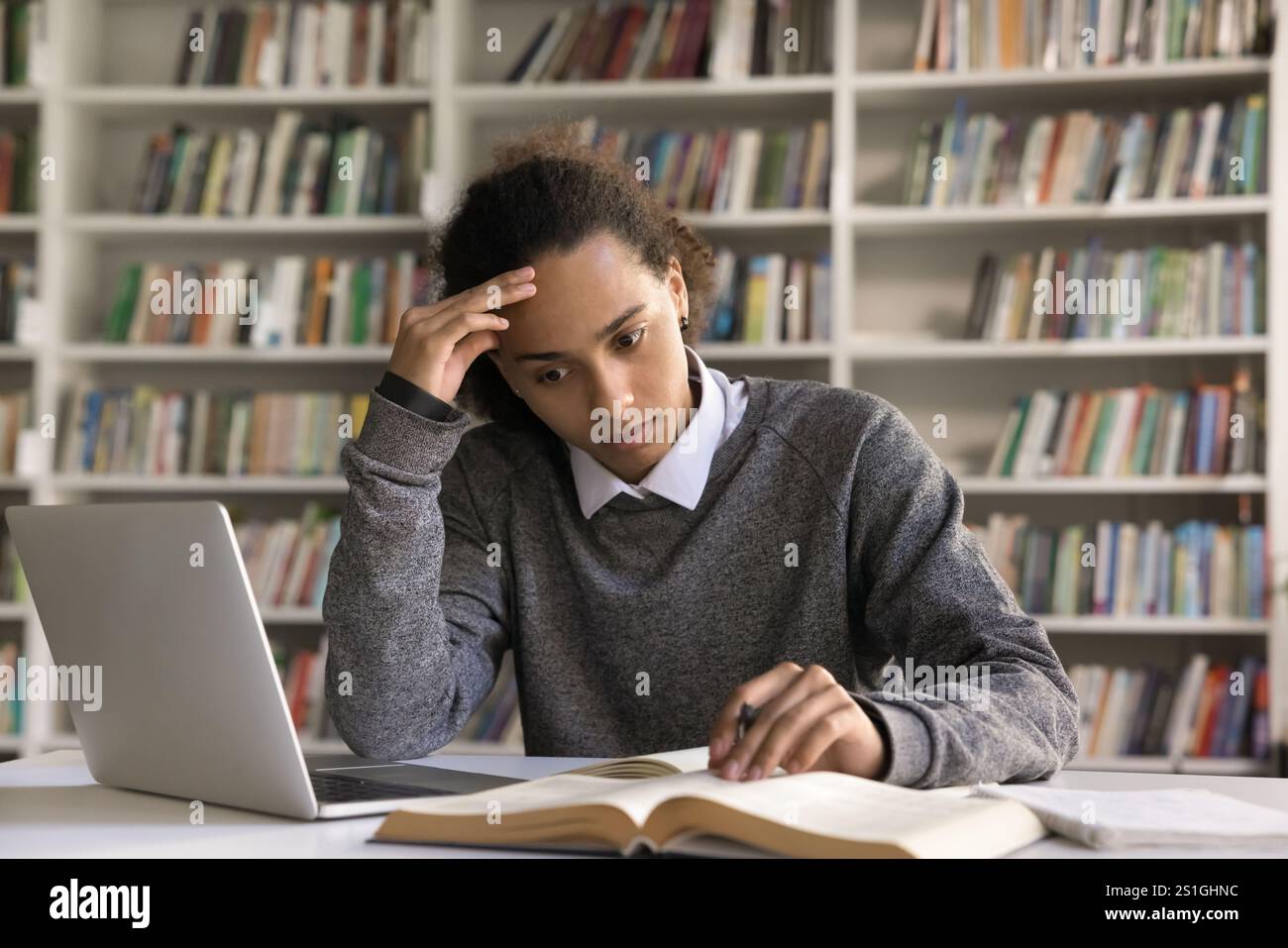 Teen reading school text book class hi-res stock photography and images ...