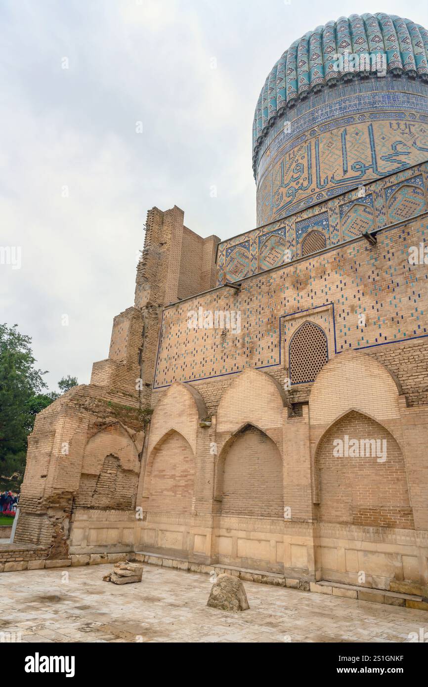 Bibi Khanum mosque decorated with majolica and mosaics of the XV ...