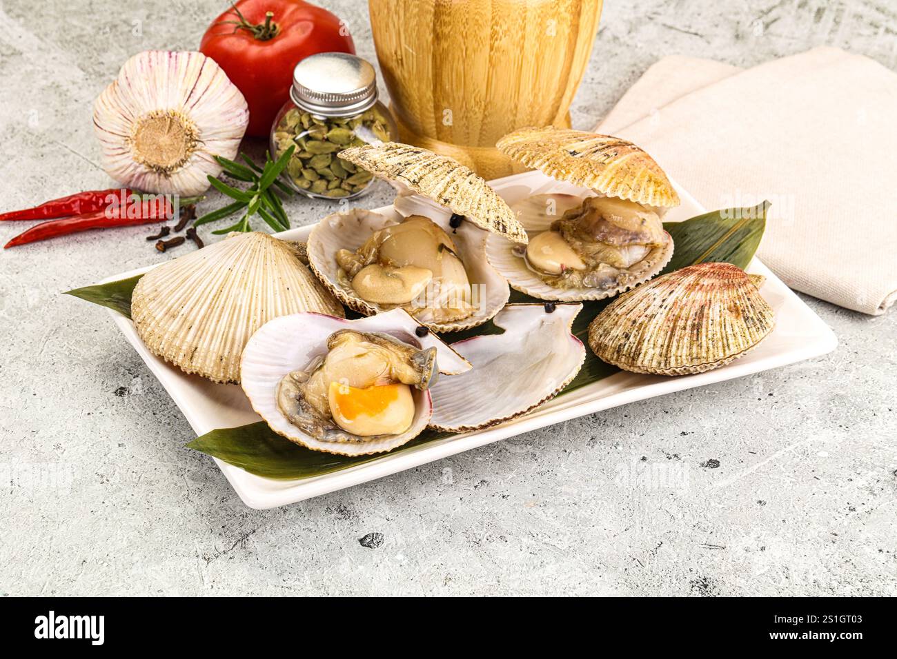 Raw fresh scallops in the shell for cooking Stock Photo - Alamy