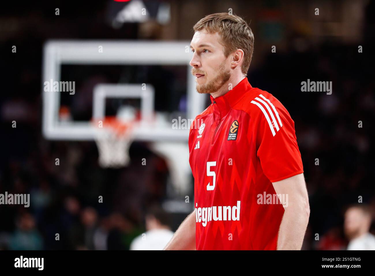 Niels Giffey of FC Bayern Munich warms up during the Turkish Airlines ...