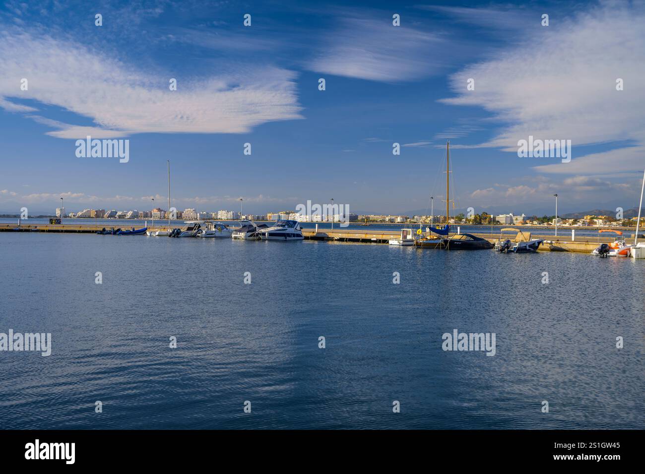 Boats in the port of Roses, on the Costa Brava (Alt Empordà, Girona ...