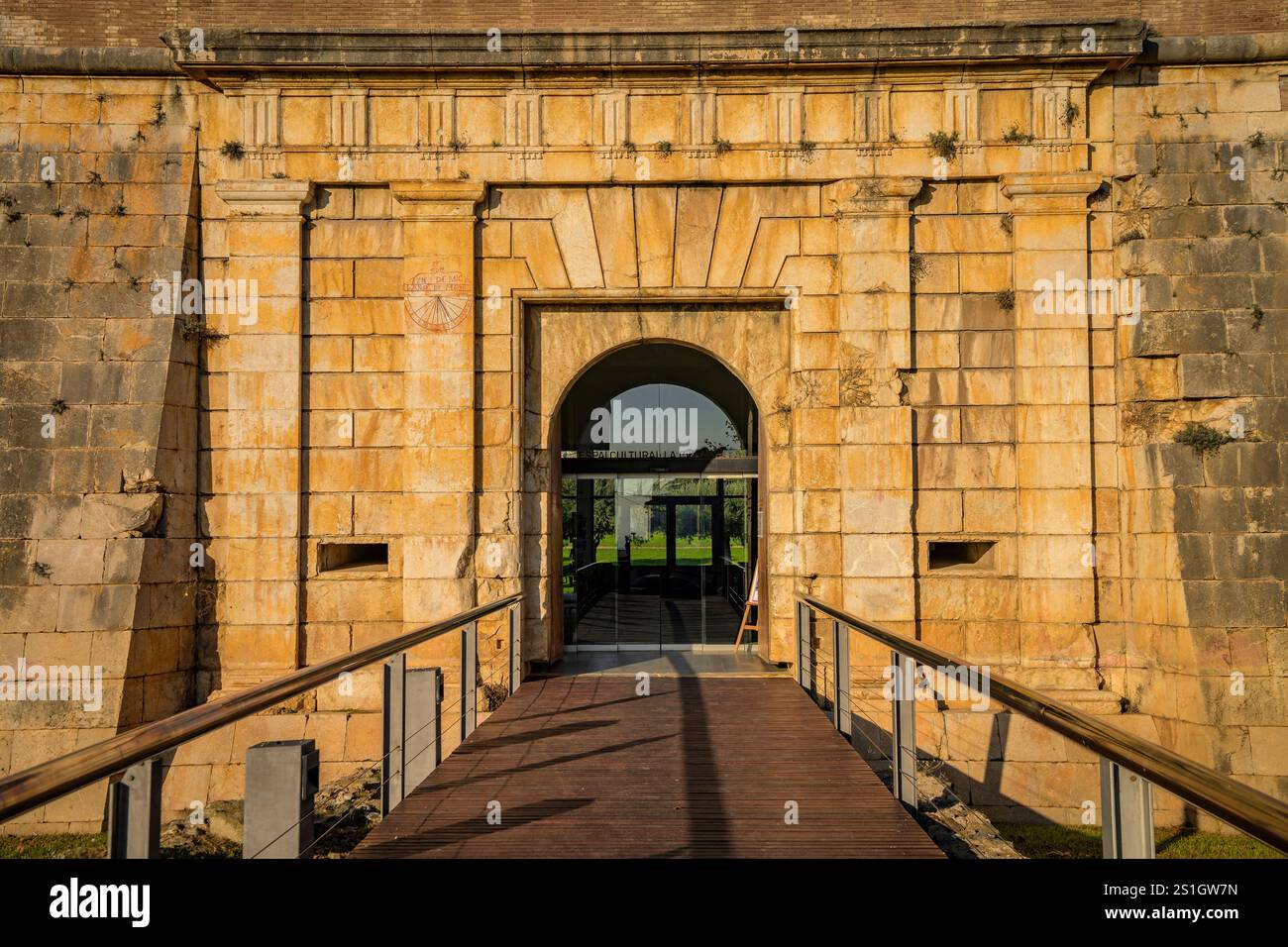 Arquitectura exterior pared de arco hi-res stock photography and images ...