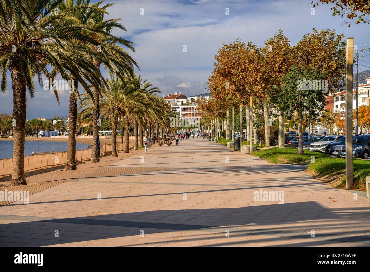 Beach and promenade in the city of Roses, on the Costa Brava (Alt ...
