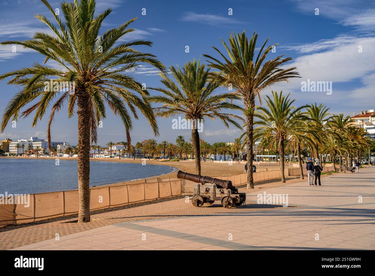 Beach and promenade in the city of Roses, on the Costa Brava (Alt ...