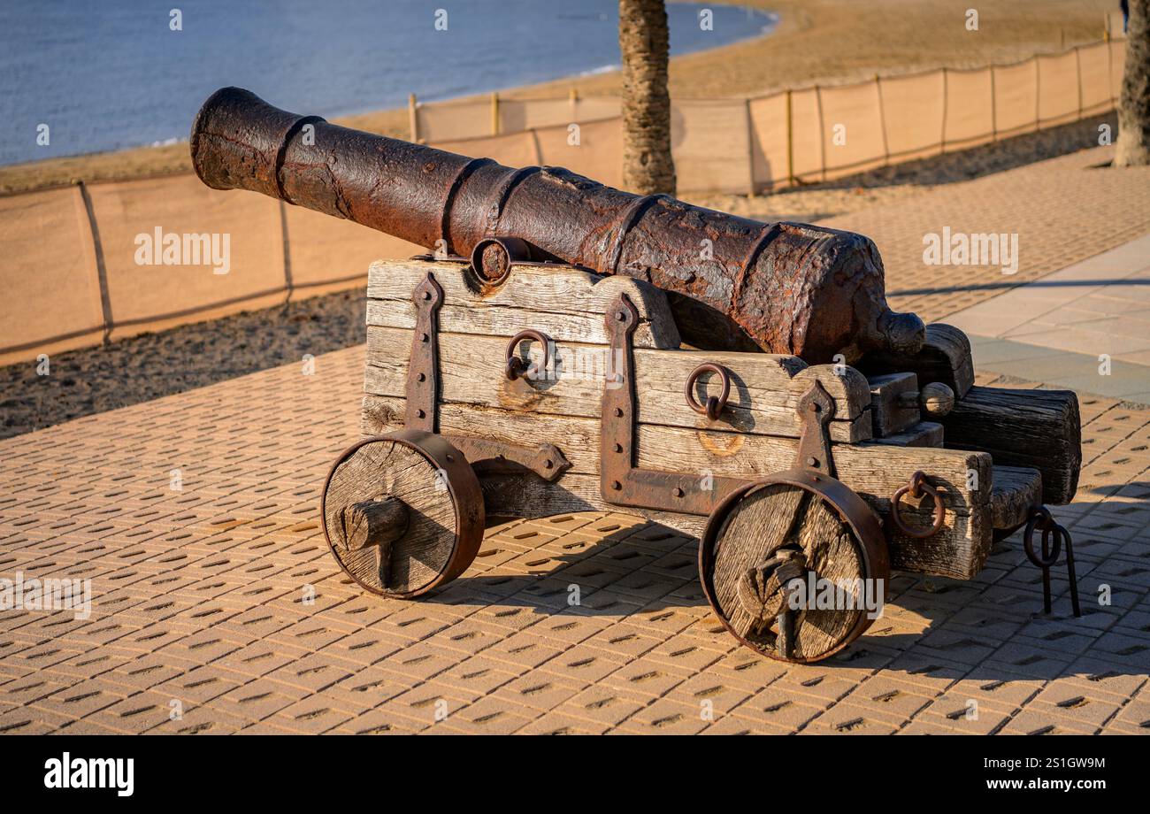 Beach and promenade in the city of Roses, on the Costa Brava (Alt ...