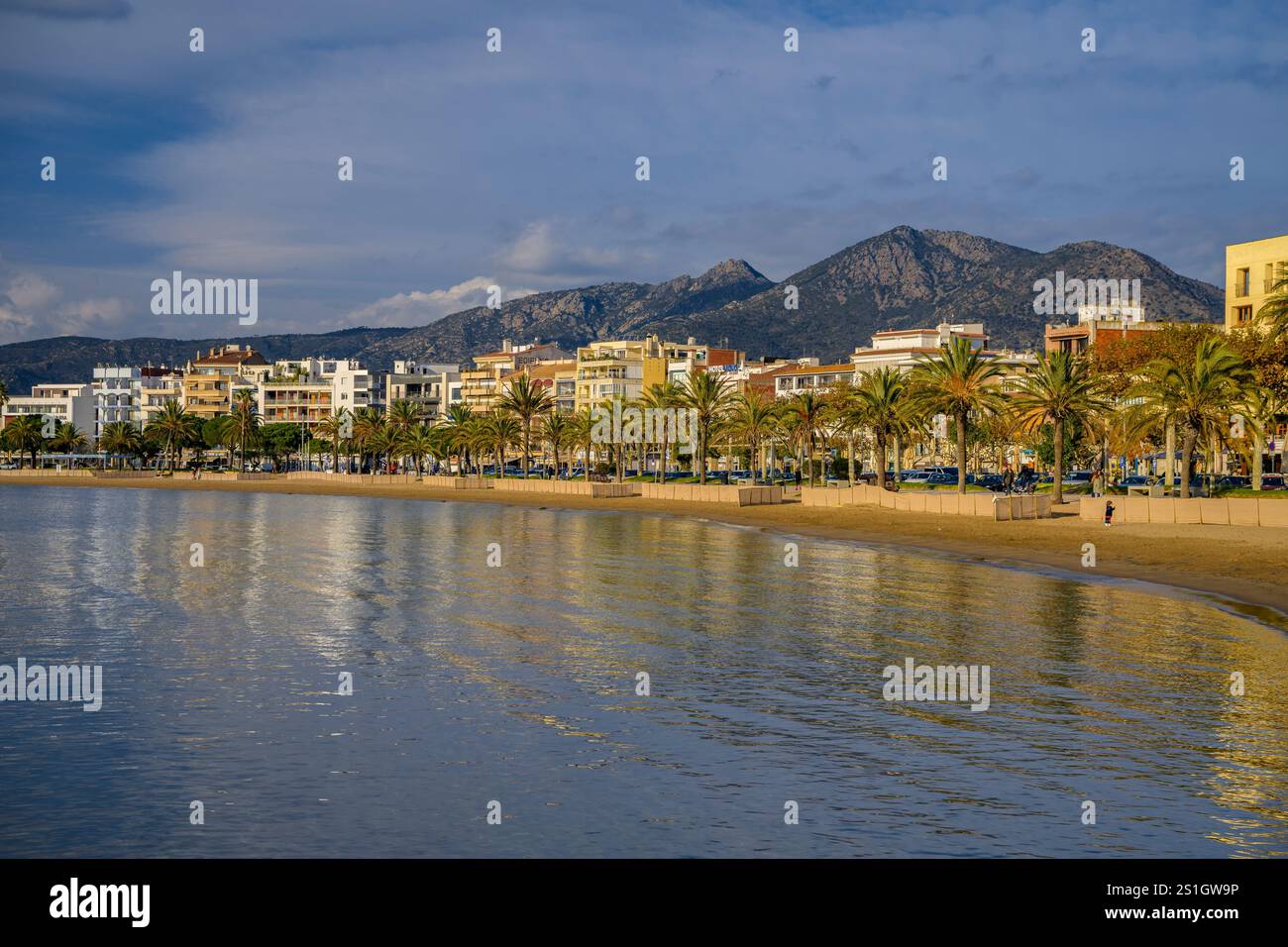 Beach and promenade in the city of Roses, on the Costa Brava (Alt ...