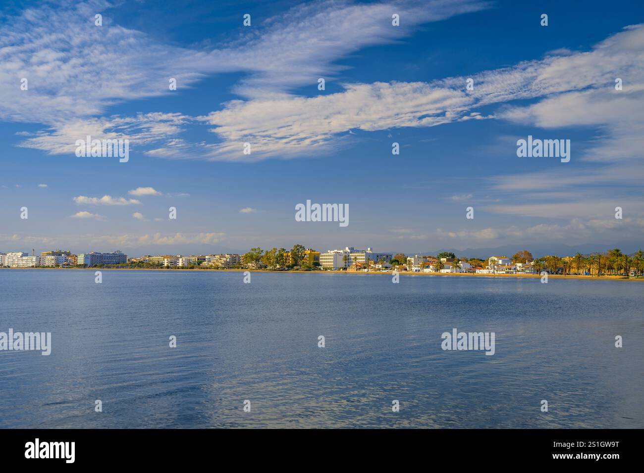 Beach and promenade in the city of Roses, on the Costa Brava (Alt ...