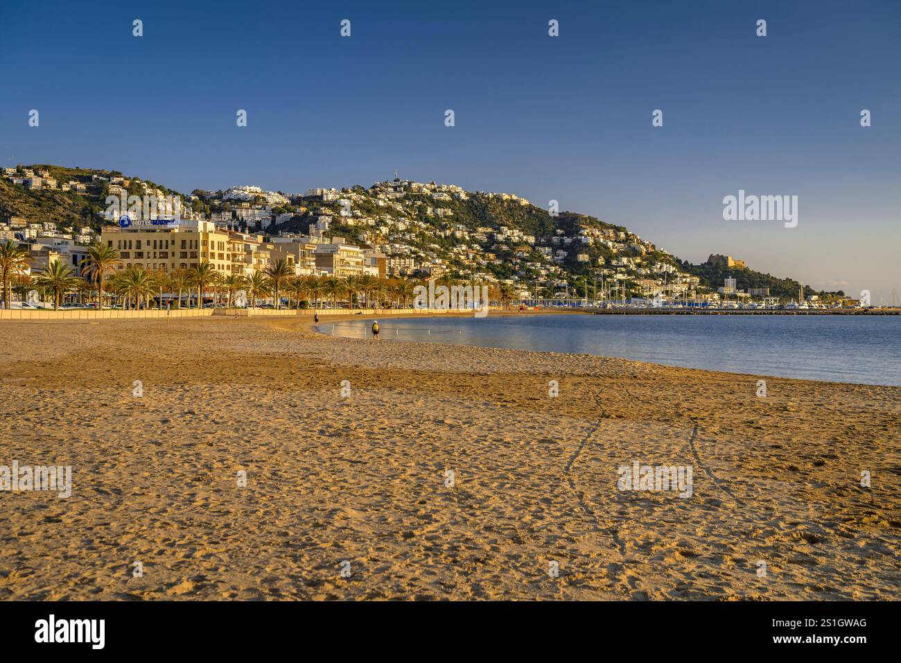Beach and promenade in the city of Roses, on the Costa Brava (Alt ...