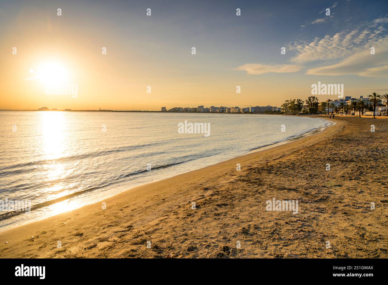 Beach and promenade in the city of Roses, on the Costa Brava (Alt ...