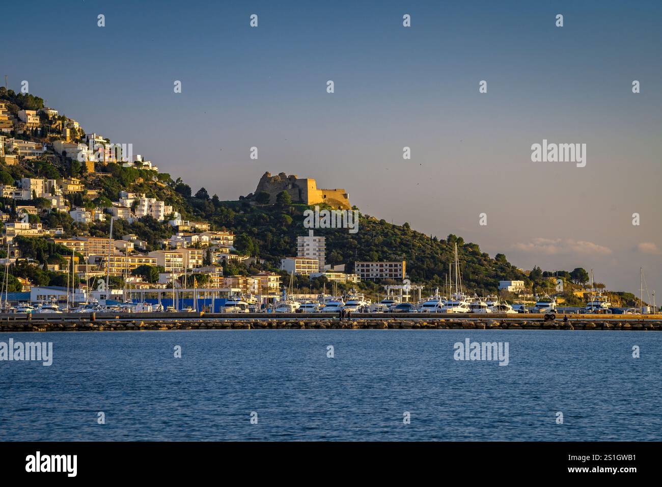 Beach and promenade in the city of Roses, on the Costa Brava (Alt ...