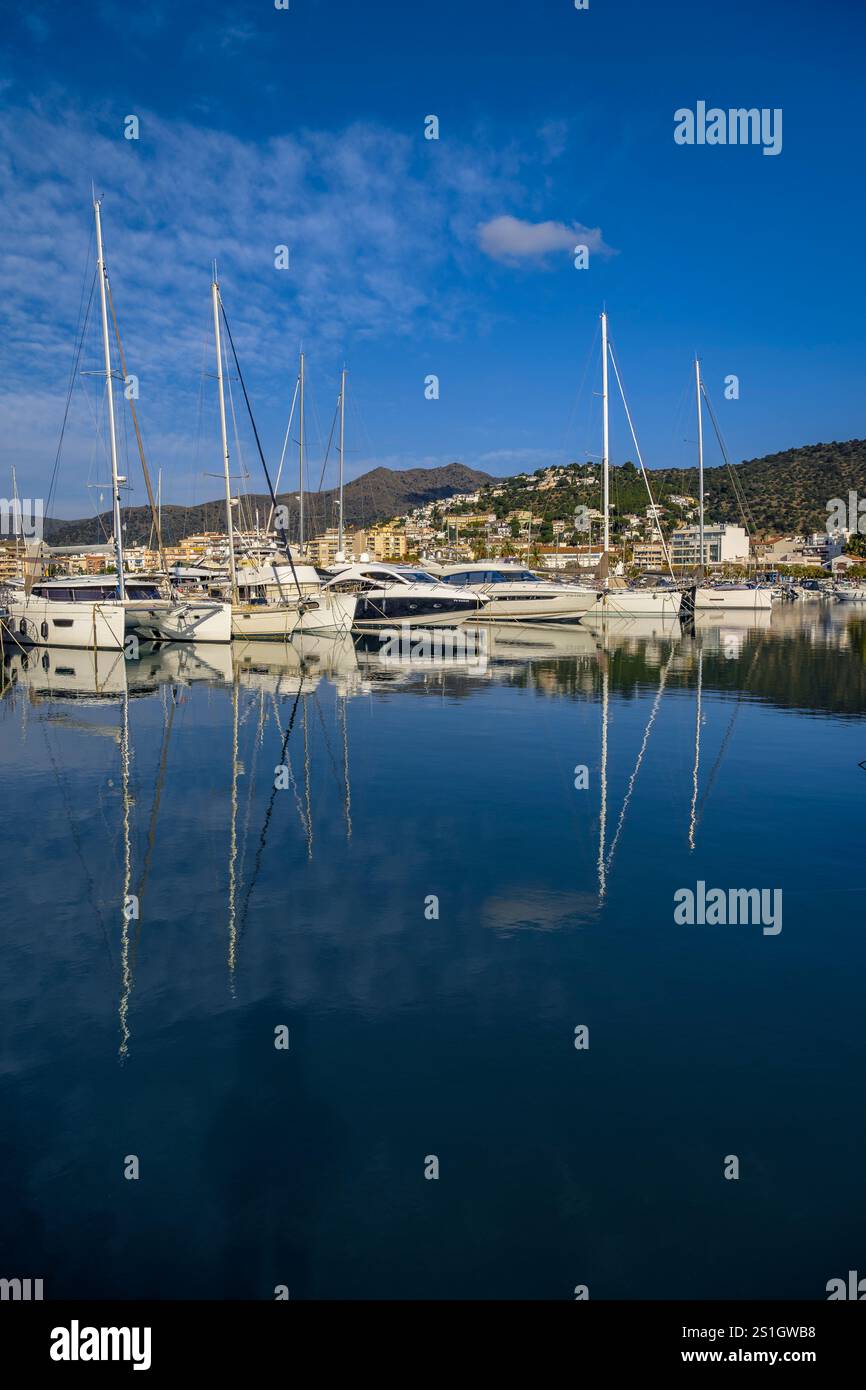 Boats in the port of Roses, on the Costa Brava (Alt Empordà, Girona ...