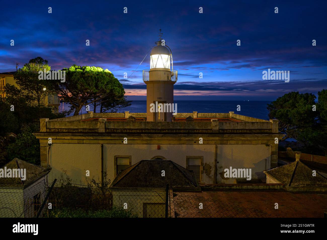 Roses Lighthouse, at night, with the first light of the day (Alt ...