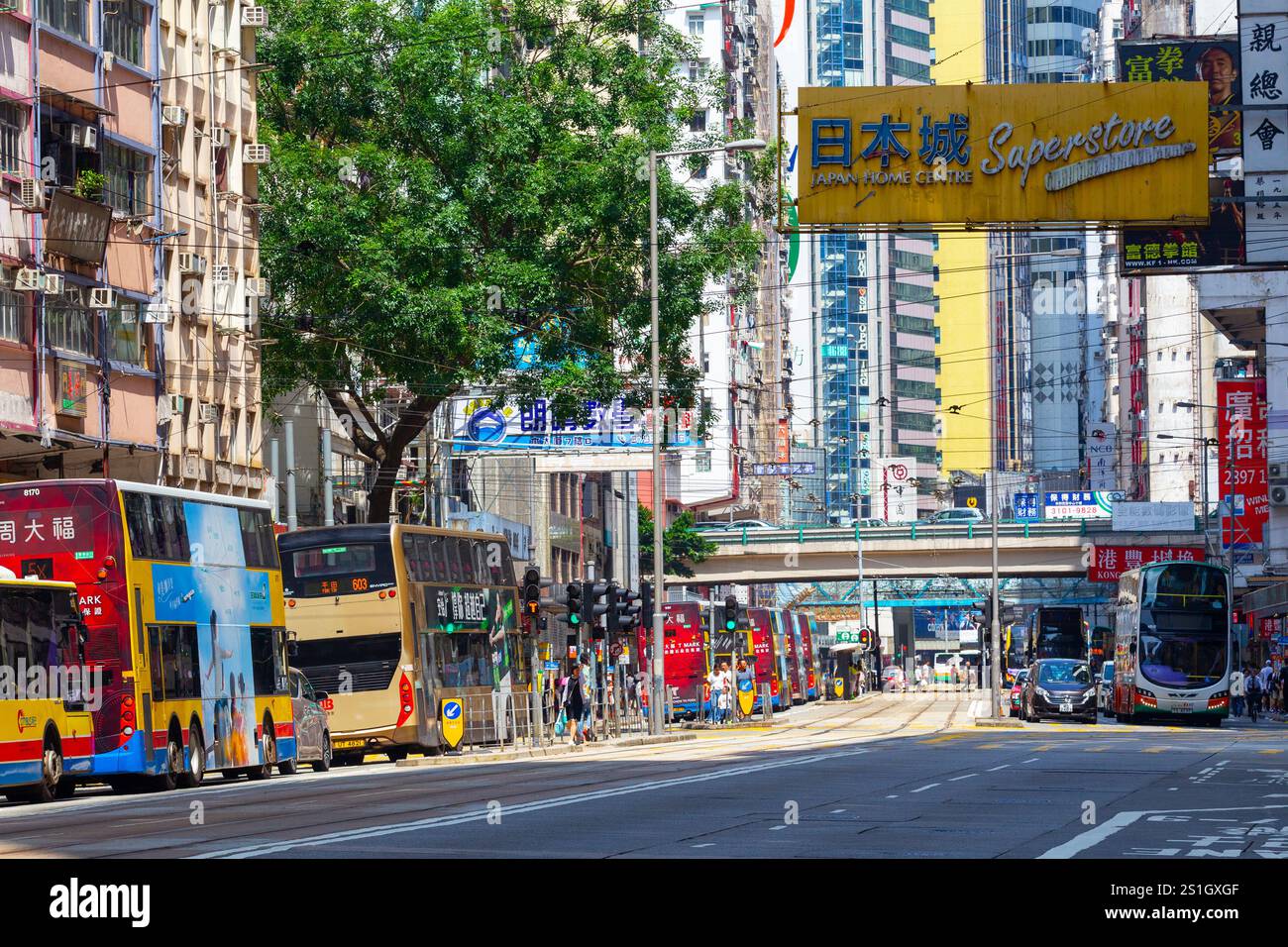 A street scene on Hennessy Road (Chinese: 軒尼詩道) on Hong Kong Island ...