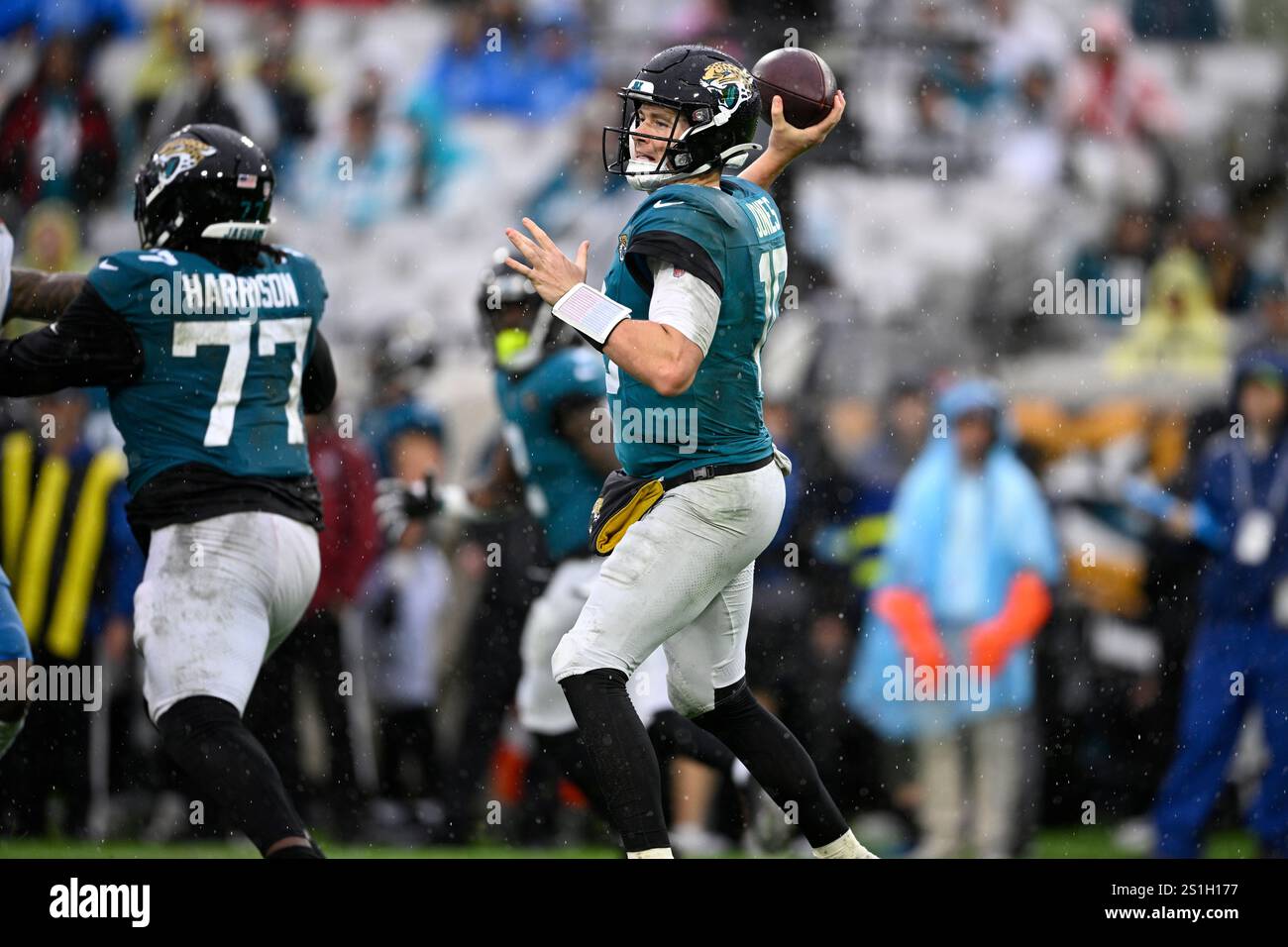 Jacksonville Jaguars quarterback Mac Jones (10) throws a pass against ...