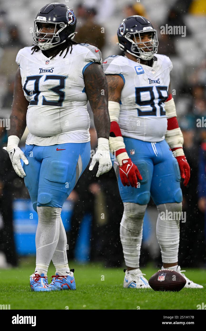 Tennessee Titans defensive tackle T'Vondre Sweat (93) and defensive ...