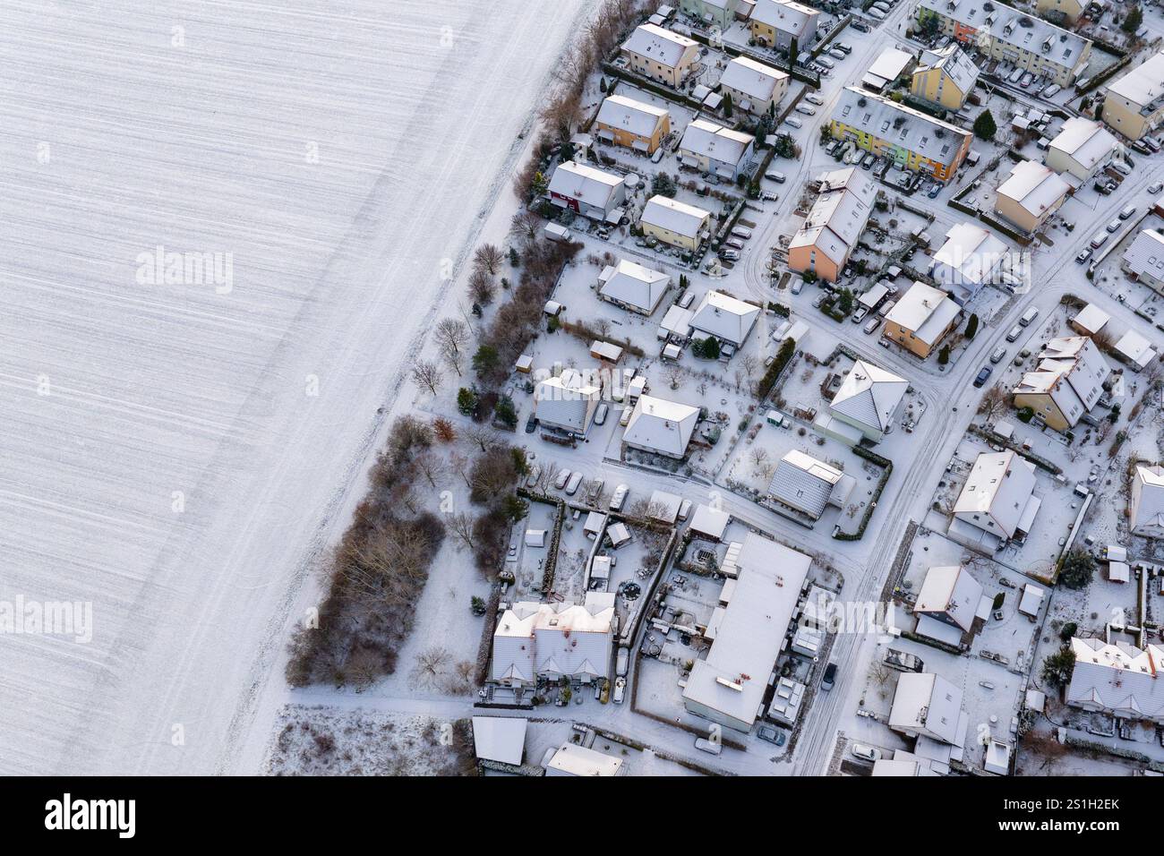 04 January 2025, Thuringia, Erfurt: Snow lies on fields and houses ...