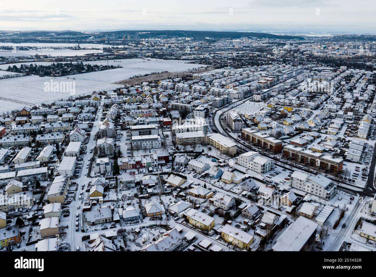 04 January 2025, Thuringia, Erfurt: Snow on fields and houses in Erfurt ...