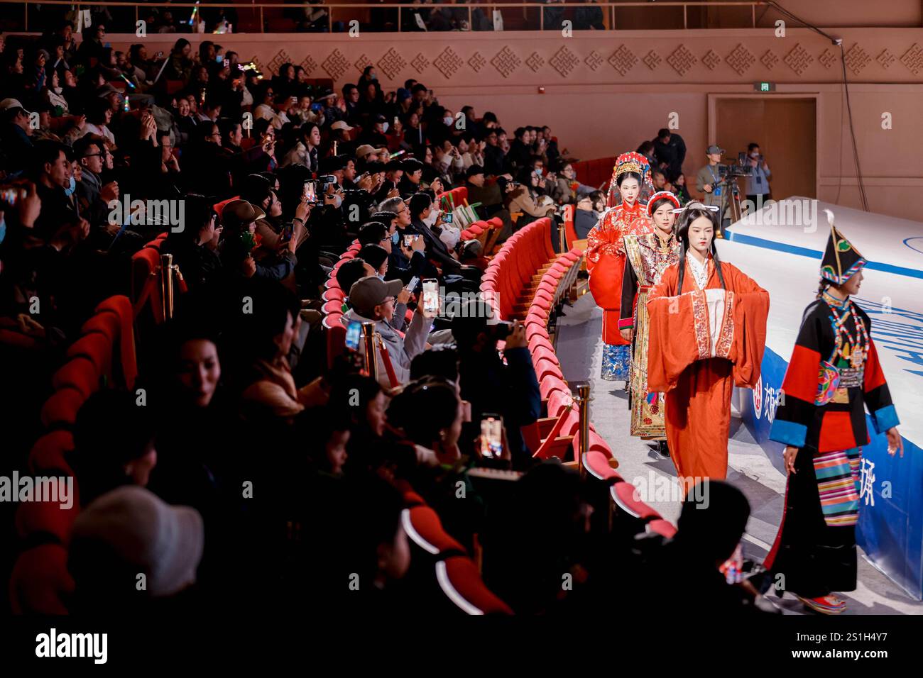 (250104) -- LHASA, Jan. 4, 2025 (Xinhua) -- This photo taken on Jan. 3 ...
