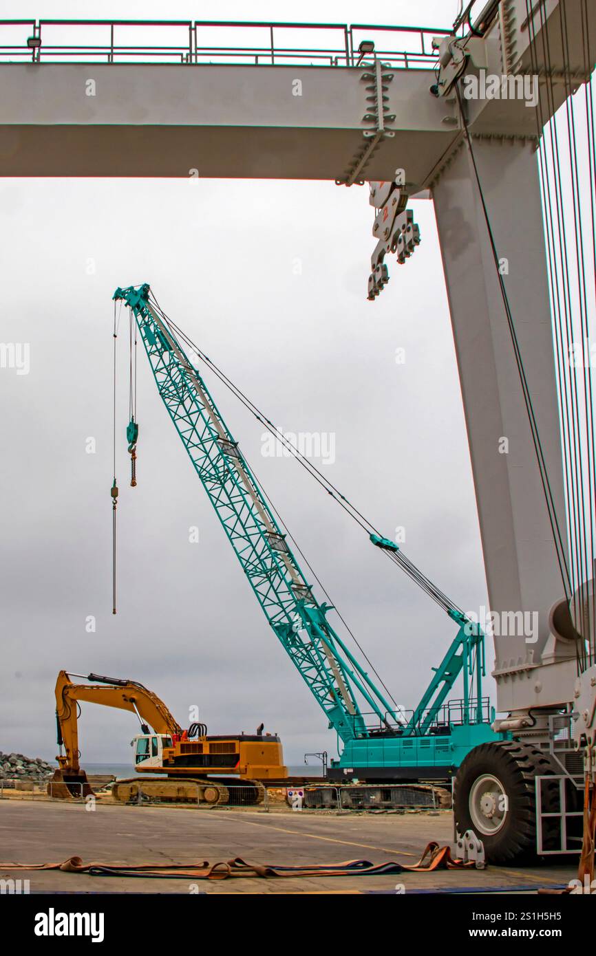 Shipyard cranes and overhead travelling cranes Stock Photo - Alamy