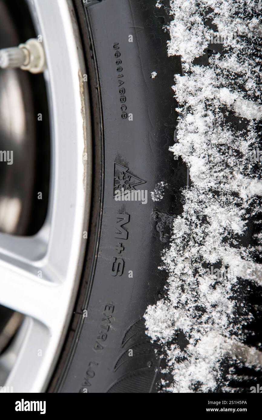 04.01.20253, Winter in Bayern, Winterreifenpflicht, Das Alpine-Symbol ...
