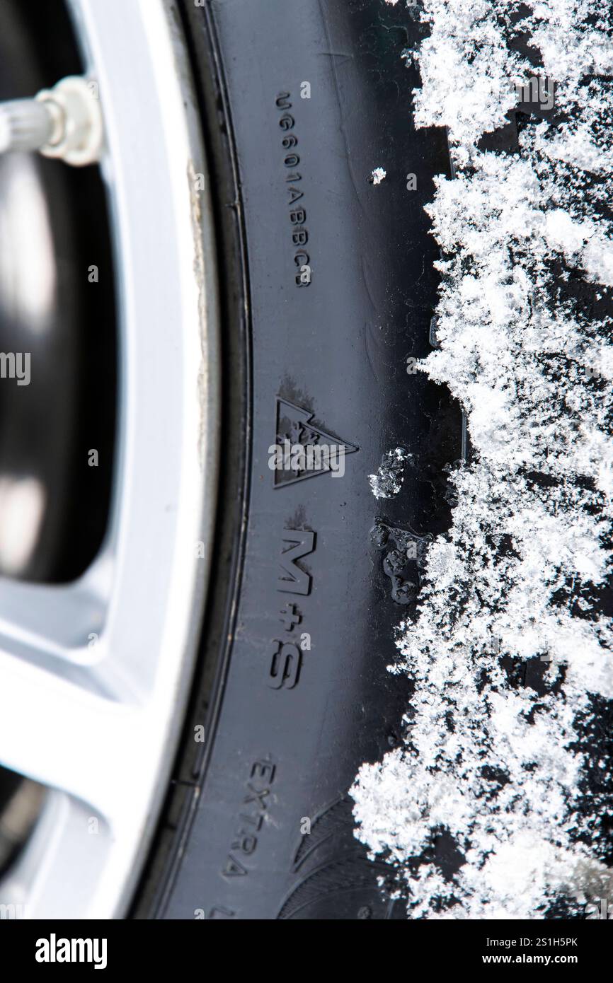04.01.20253, Winter in Bayern, Winterreifenpflicht, Das Alpine-Symbol ...