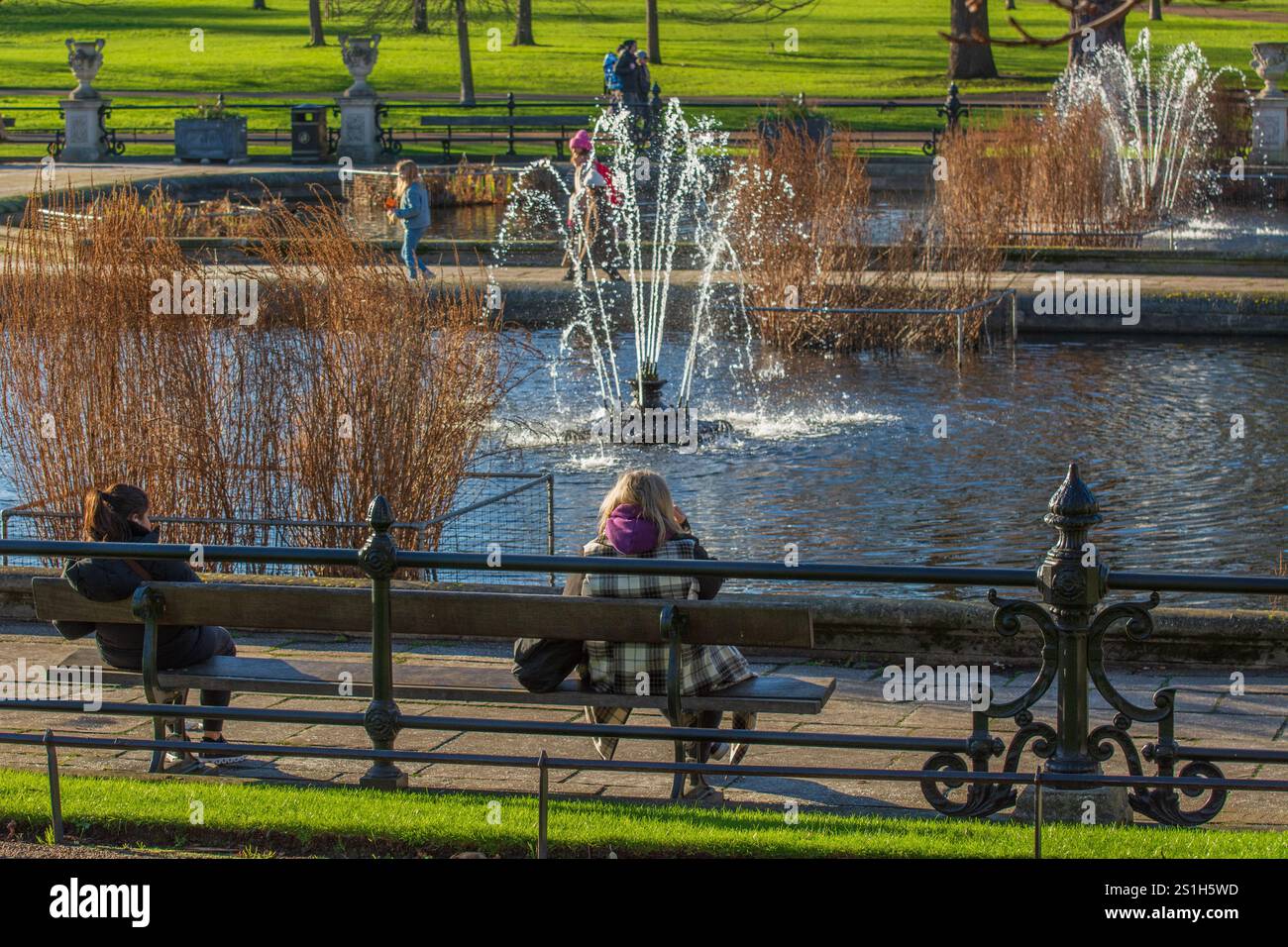 London, UK, 3rd Jan 2025. Londoners and tourists enjoying the fountains ...