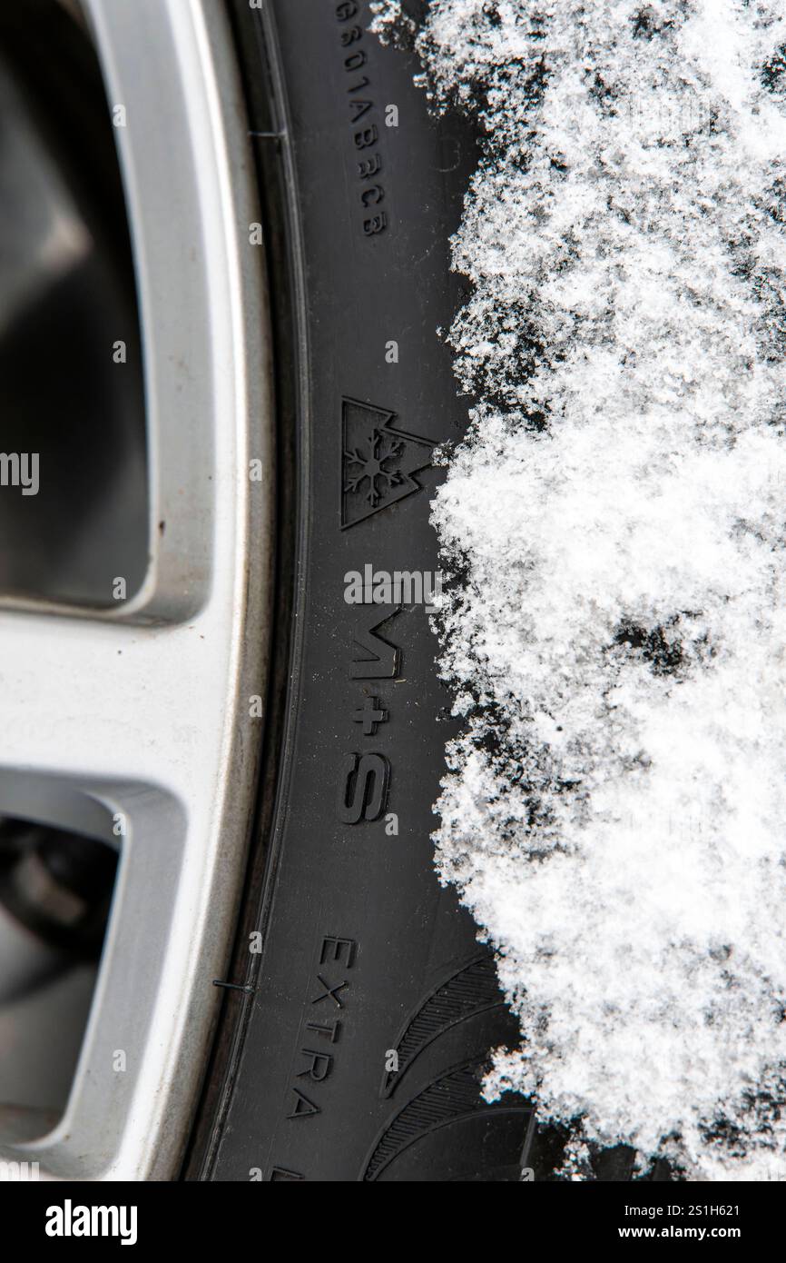 04.01.20253, Winter in Bayern, Winterreifenpflicht, Das Alpine-Symbol ...