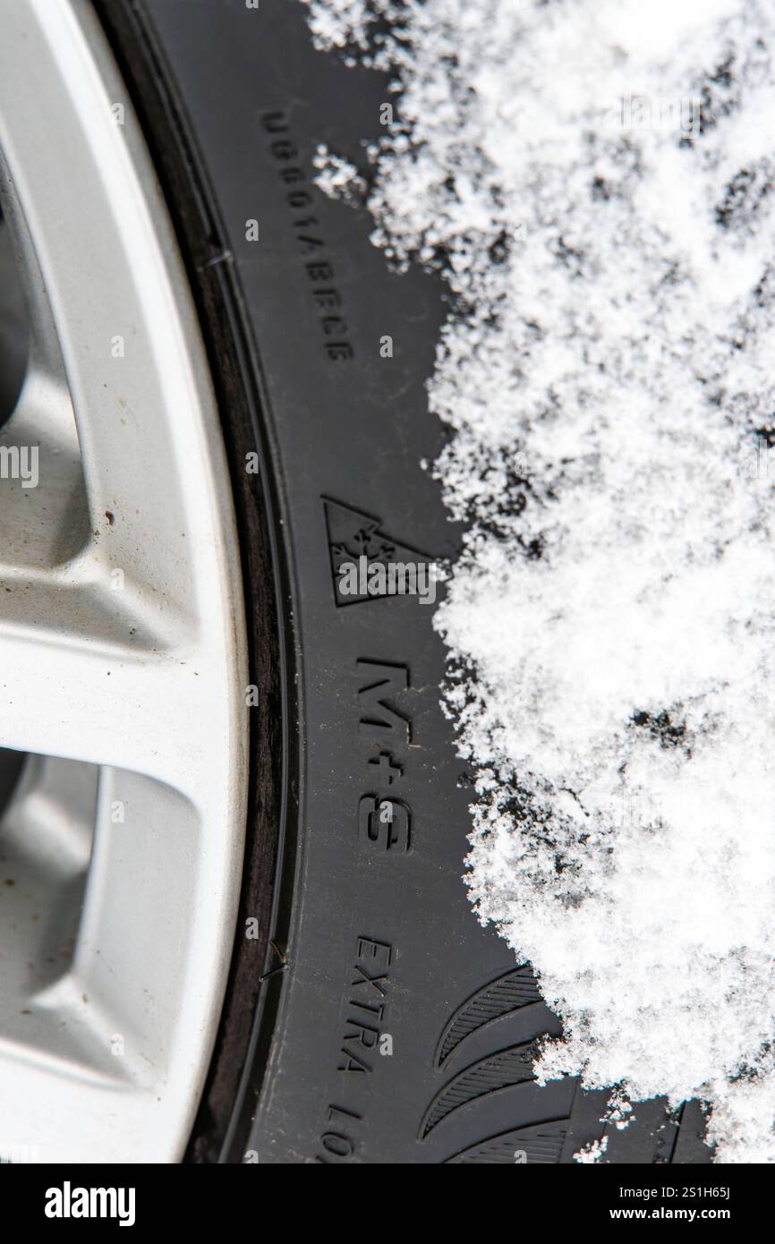 04.01.20253, Winter in Bayern, Winterreifenpflicht, Das Alpine-Symbol ...
