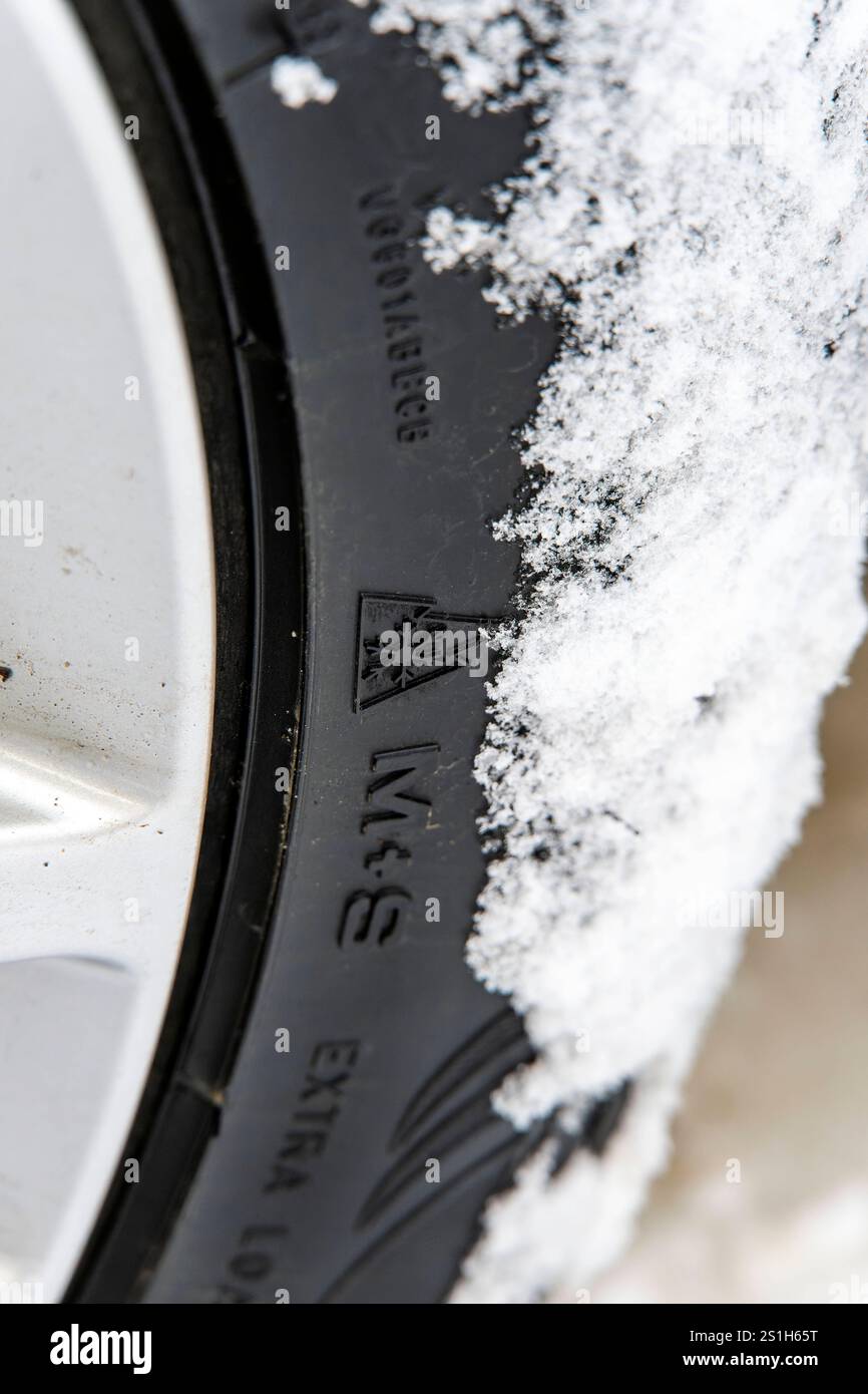 04.01.20253, Winter in Bayern, Winterreifenpflicht, Das Alpine-Symbol ...
