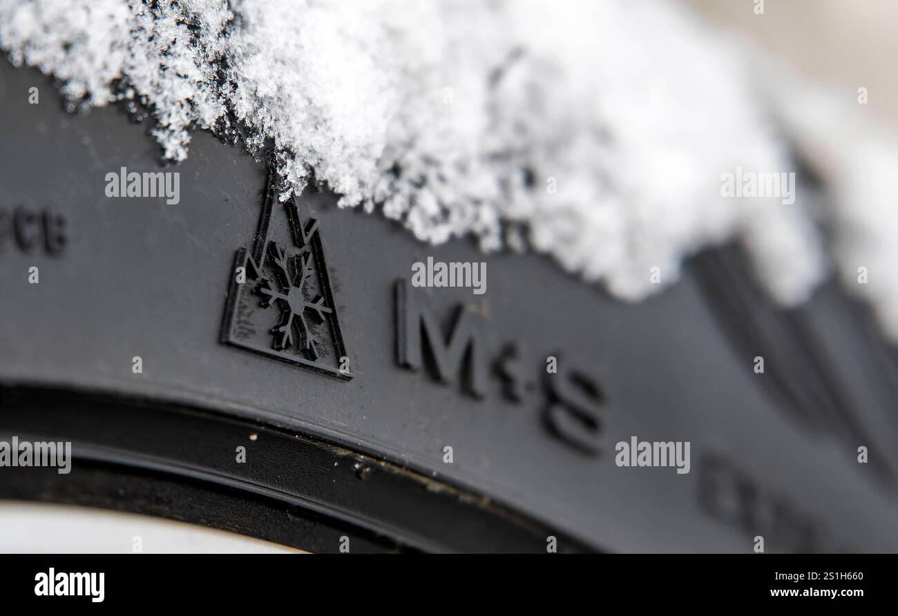 04.01.20253, Winter in Bayern, Winterreifenpflicht, Das Alpine-Symbol ...