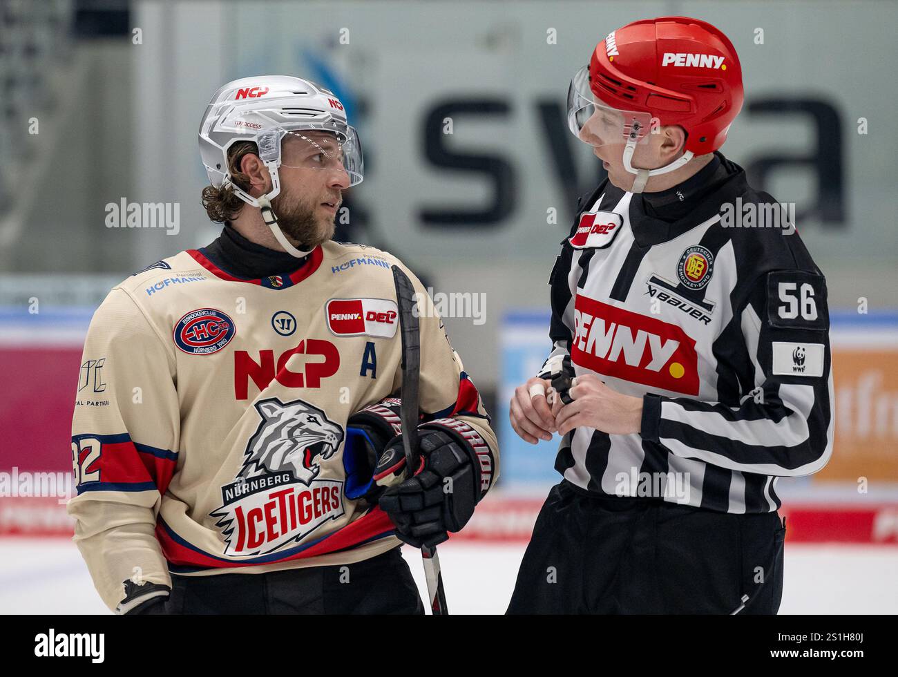 Hayden Shaw (Nuernberg Ice Tigers, #82) in Diskussion mit Linesperson ...