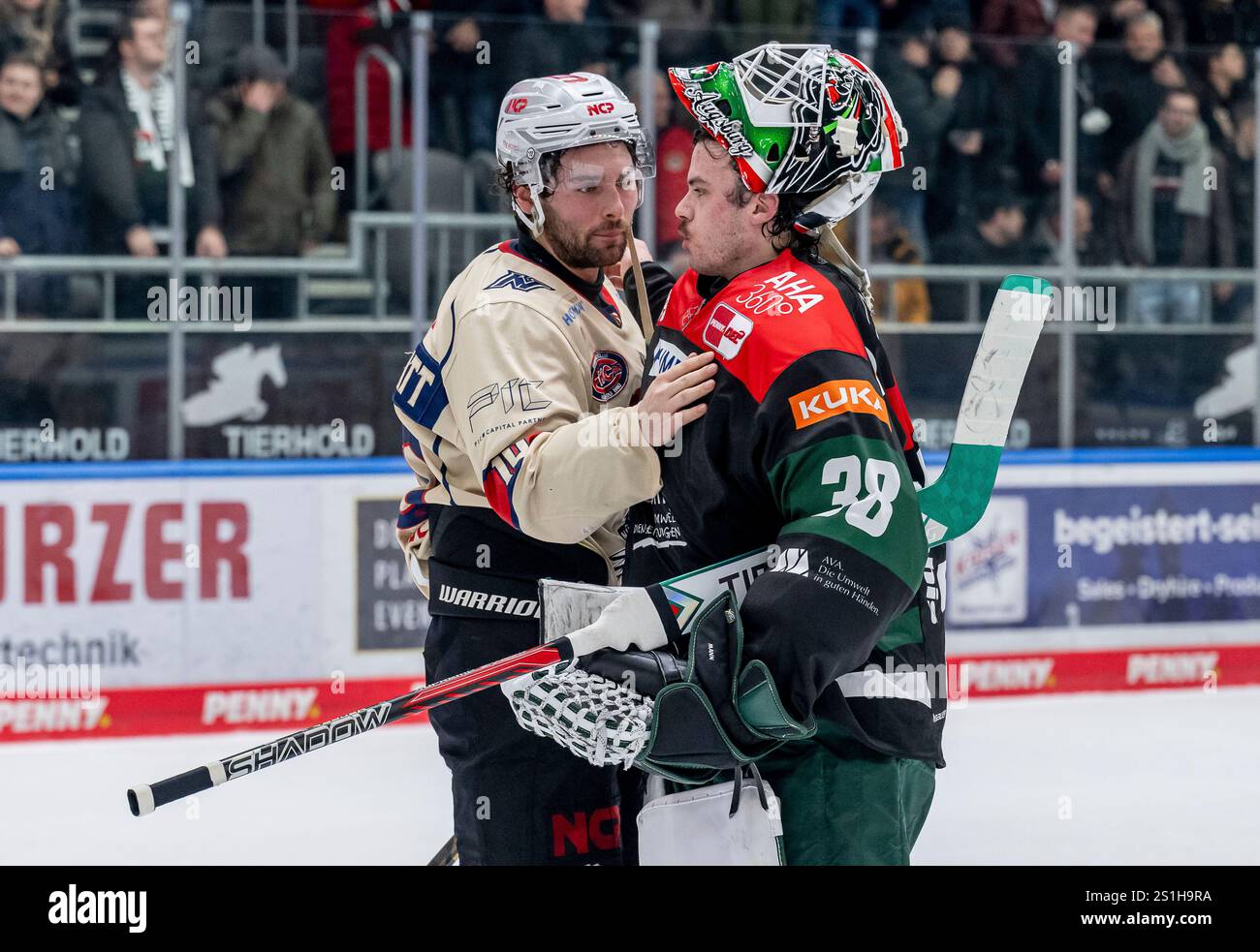 Augsburg, Deutschland. 03rd Jan, 2025. Shakehands zwischen Cole Maier ...