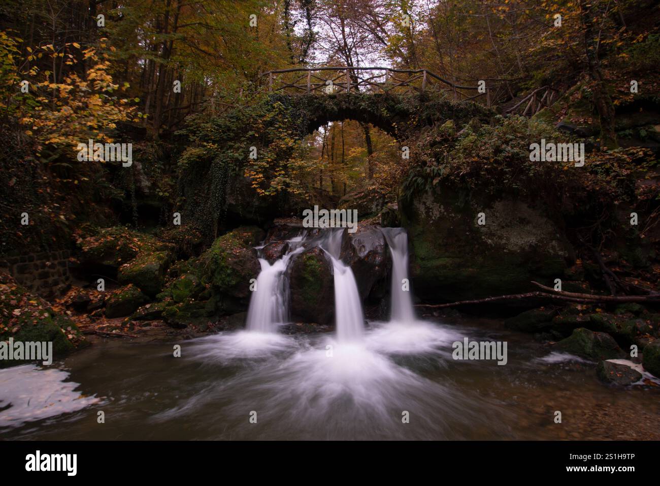 Wandern im Mullerthal Blick auf den romantischen Wasserfall ...