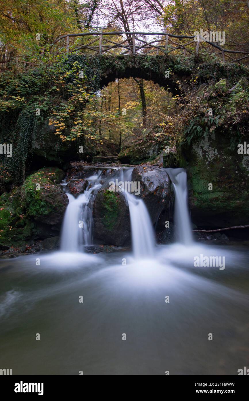 Wandern im Mullerthal Blick auf den romantischen Wasserfall ...